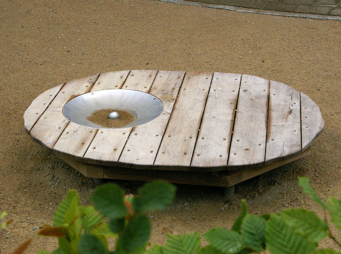 SANDSPIELTISCH MIT MATSCHMULDE | Sand- und Matschtische